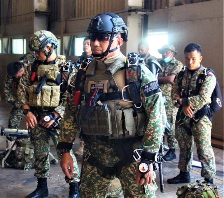Panglima 10 Bgd Para Sertai Penerjunan Bebas Tempur - Defence Security Asia