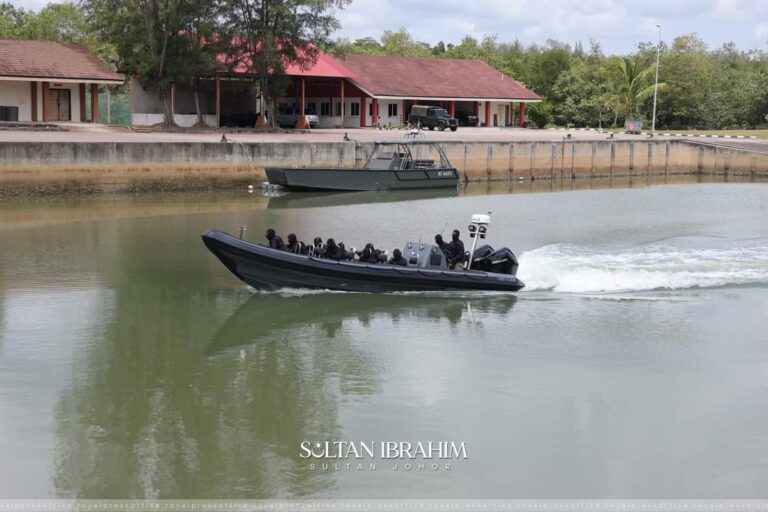 Sultan Johor Kurnia Bot Rigid Inflatable Boat Kepada 21 Gerup Gerak ...