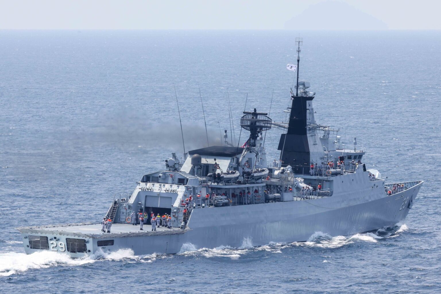 Kapal TLDM, KD Jebat Adakan Latihan Dengan Kapal HMS Queen Elizabeth ...