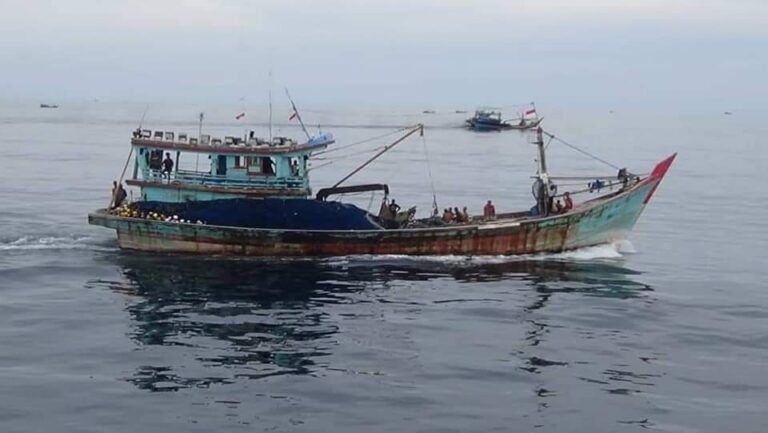 KD Laksamana Hang Nadim Halang Pencerobohan Bot Nelayan Asing - Defence ...