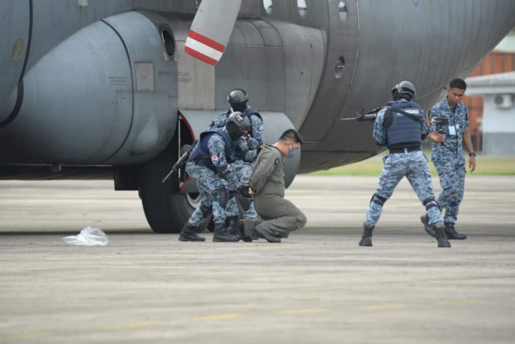 [VIDEO] F/A-18D TUDM Laksana "Force Down Procedure" Terhadap C130H ...