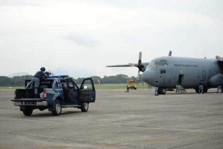 [VIDEO] F/A-18D TUDM Laksana "Force Down Procedure" Terhadap C130H ...