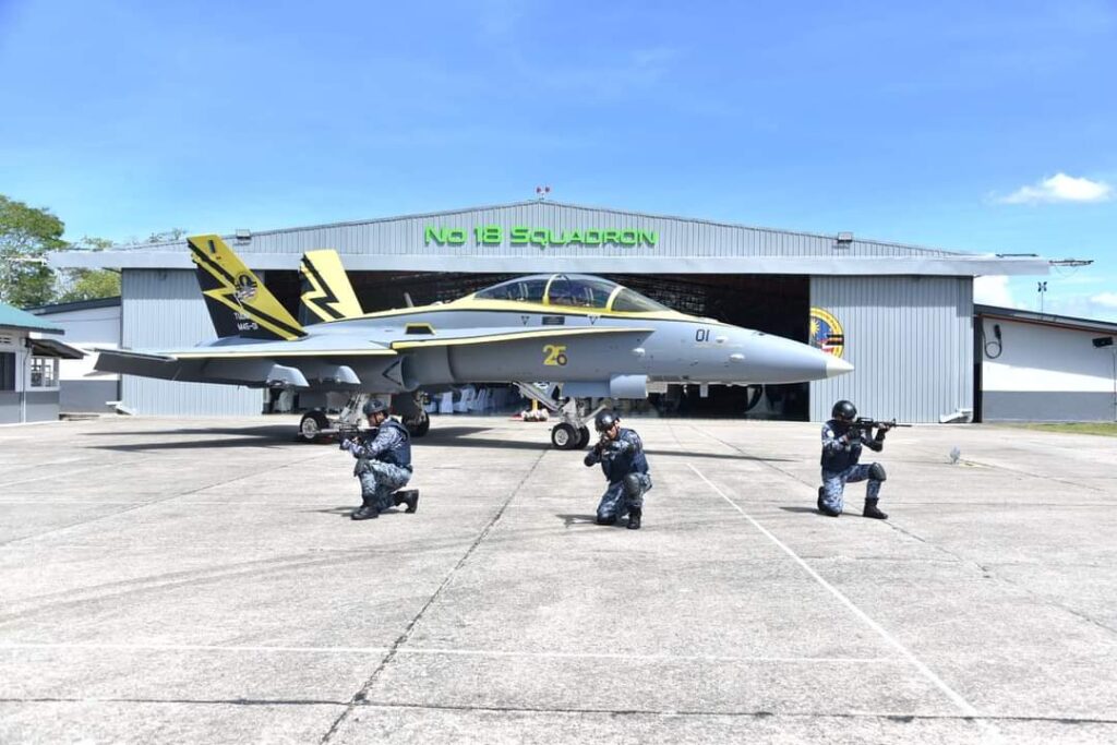 Pesawat F/A-18D Hornet Milik TUDM Sambut Ulangtahun Ke-25 - Defence ...