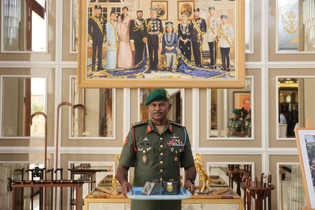 Sultan Johor Kurnia 2,950 Unit Jam Khas Kepada Gerup Gerak Khas ...