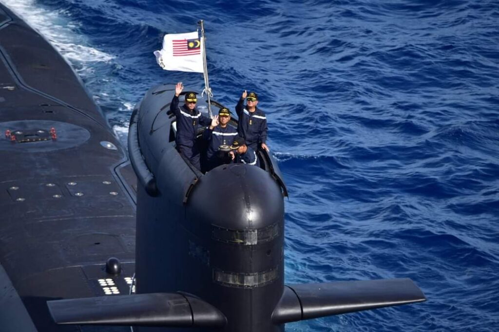 Malaysia's Chief of Defence Forces Dives with RMN Submarine in the ...