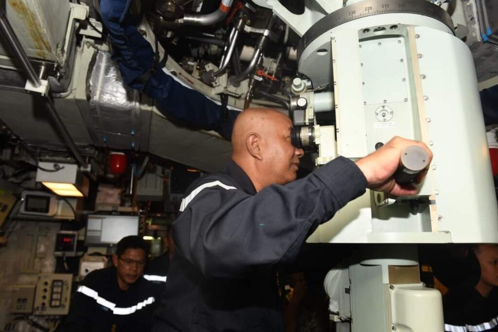 Panglima Angkatan Tentera Menyelam Bersama Kapal Selam TLDM di Kepulauan Spratly - Defence ...