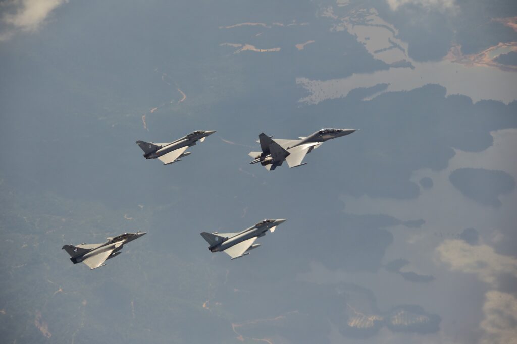 Panglima TUDM Terbangkan Su-30MKM Bersama Eurofighter Typhoon, Rafale ...