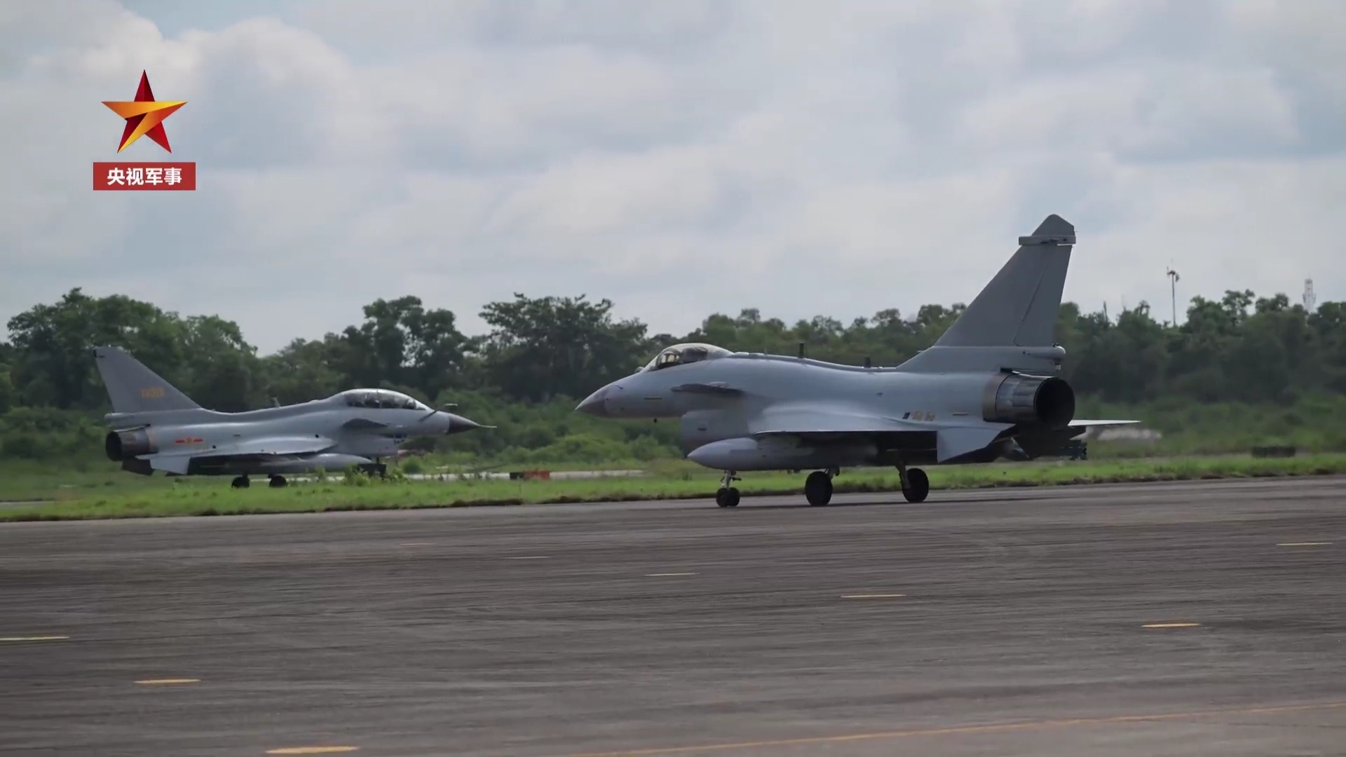 China's J-10C Fighter Jets and Thailand's JAS39 Gripen "Face Off" in ...