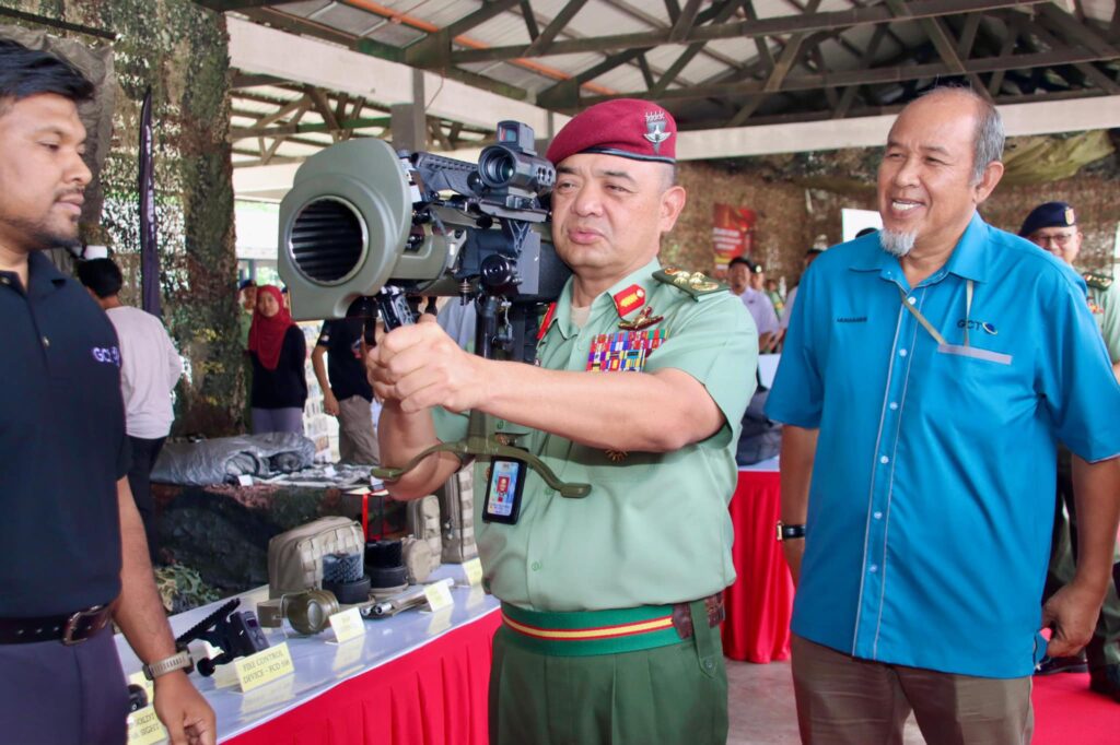(VIDEO) Malaysian Army Receives 110 Units of 84mm Carl Gustaf M4 ...