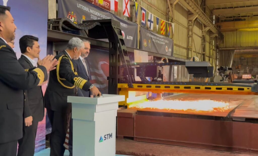 Upacara "Steel Cutting" Bagi Pembinaan Kapal Littoral Mission Ship ...
