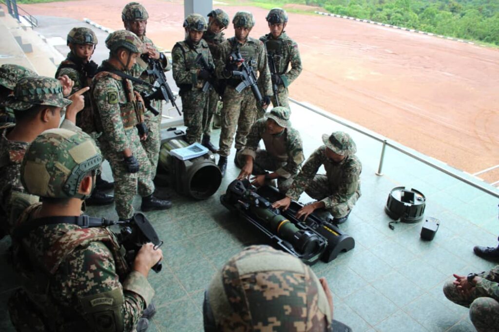 Malaysia’s 10th Paratrooper Brigade Conducts NLAW Anti-Tank Weapon Live ...