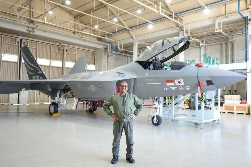 RMAF Chief Joins FA-50 Test Flight, Gets Up-Close Look at KF-21 ...