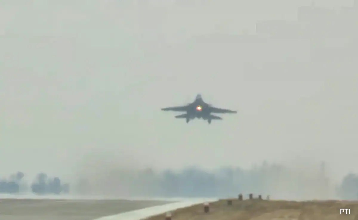 India Turns Highway into Frontline: IAF Fighter Jets Roar onto ...