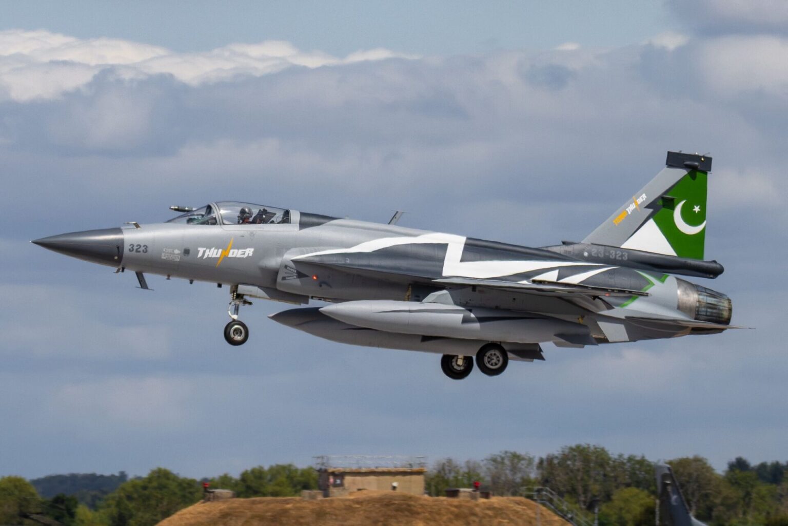 PAF’s JF-17 Block III Debuts in UK: Combat-Proven Fighter Arrives at ...