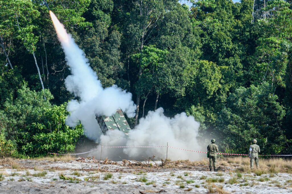 Tentera Darat Malaysia dan Amerika Syarikat Lancar Roket-Roket ASTROS ...