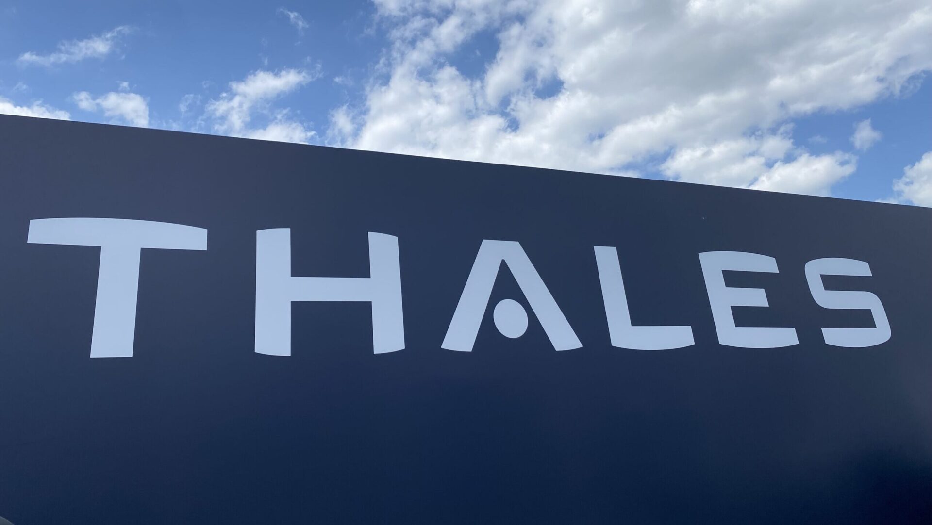 Malaysia Jadi Negara Asia Pertama Peroleh Radio Taktikal HF XL Thales di DSEI 2025 - Defence ...