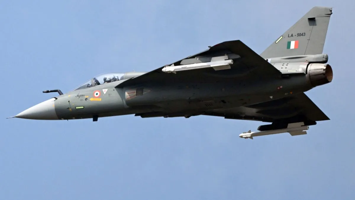 (VIDEO) IAF Tejas Fighter Jet Crashes at Dubai Airshow 2025, Killing ...