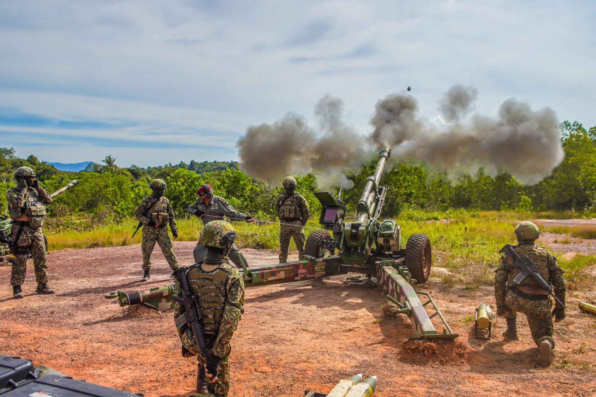 LG1 Mk III Howitzers Transform Malaysia’s Airborne Artillery Capability ...